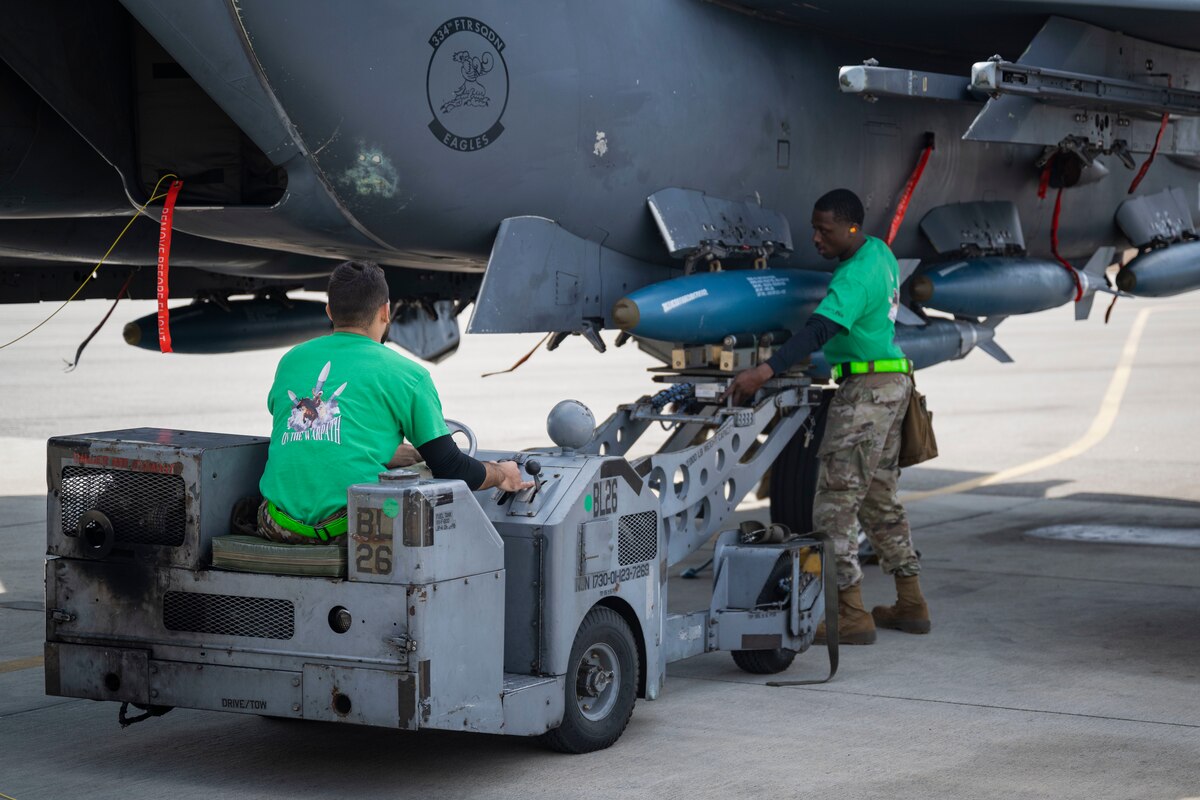 4 MXG holds weapons load crew of the year competition > Seymour Johnson ...