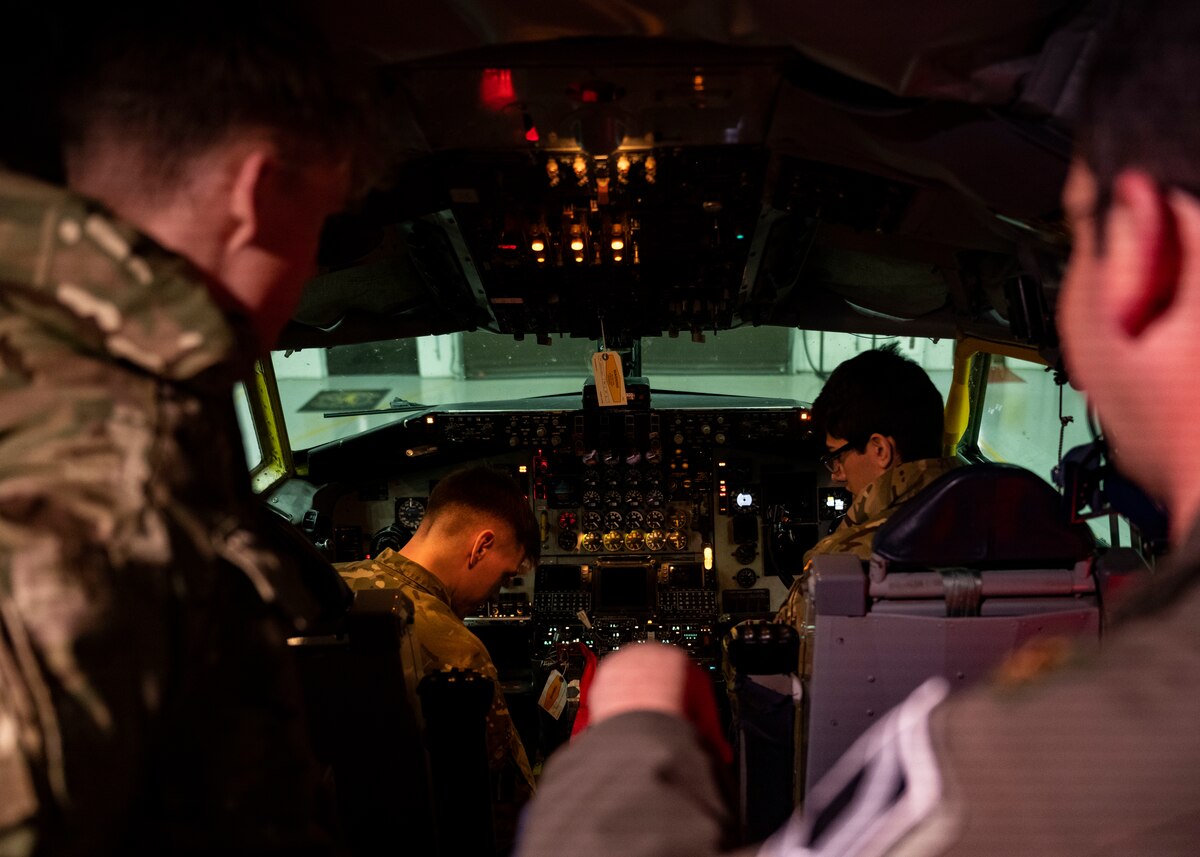 Royal Air Force Yorkshire Universities Air Squadron visits RAF ...