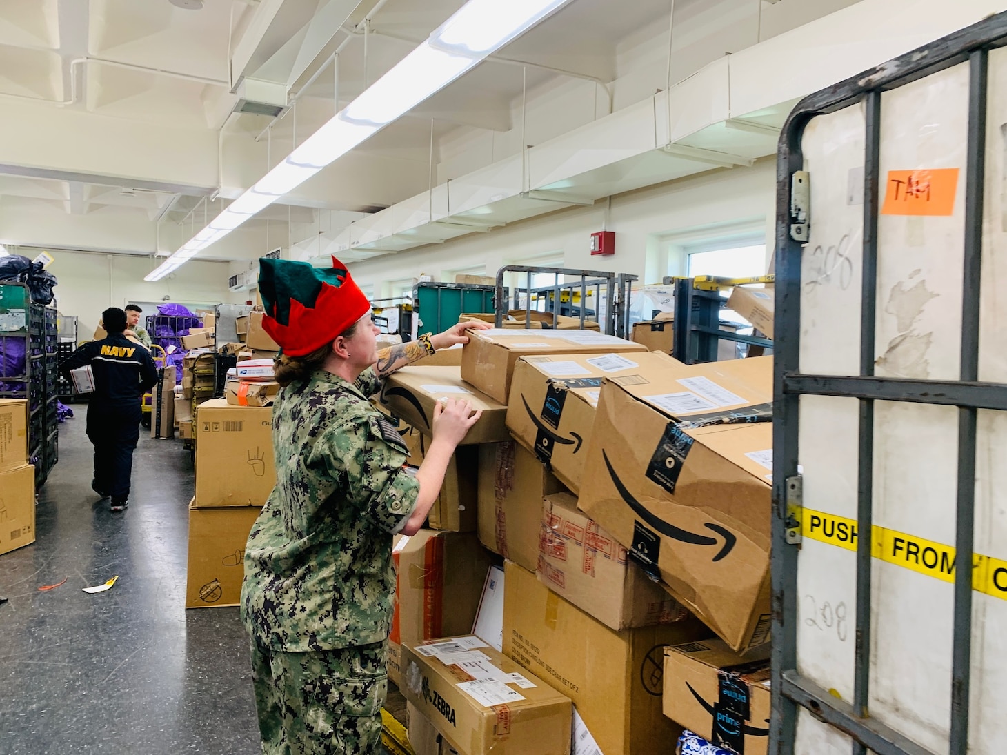 NBG Post Office Spreads Holiday Cheer One Parcel at a Time > Commander ...