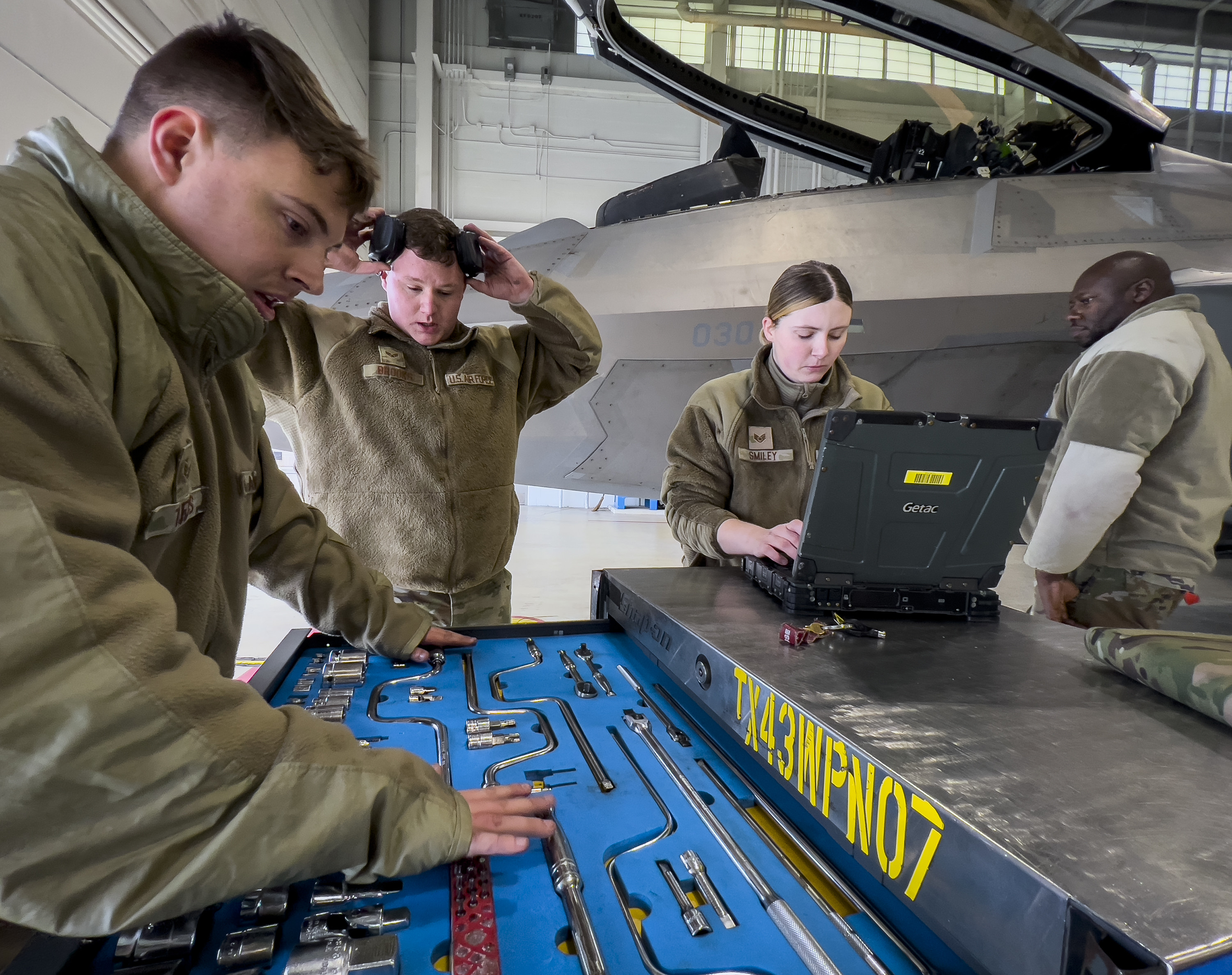 F-22 weapons loaders battle in Q4 competition > Eglin Air Force Base ...