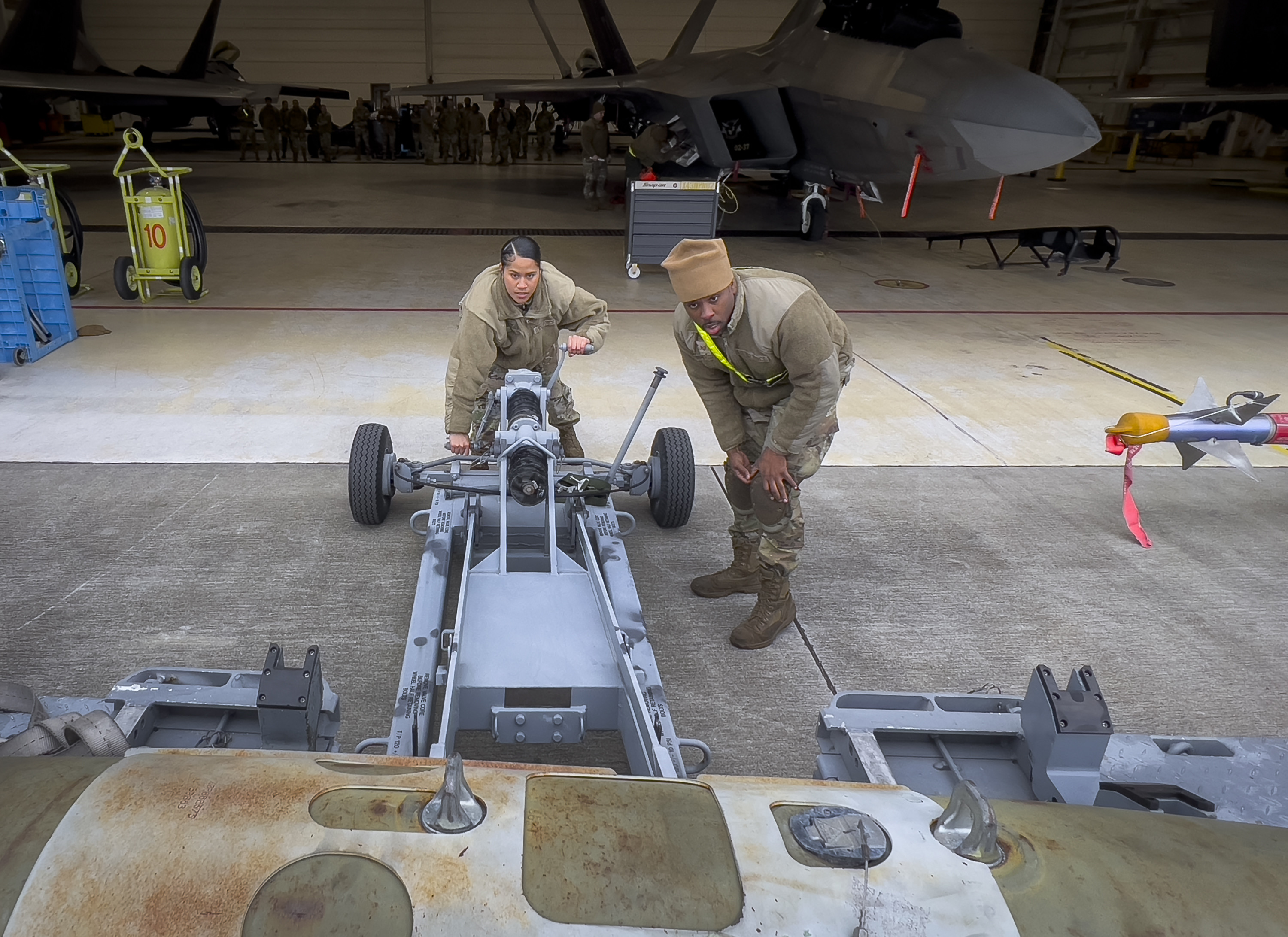 F-22 weapons loaders battle in Q4 competition > Eglin Air Force Base ...