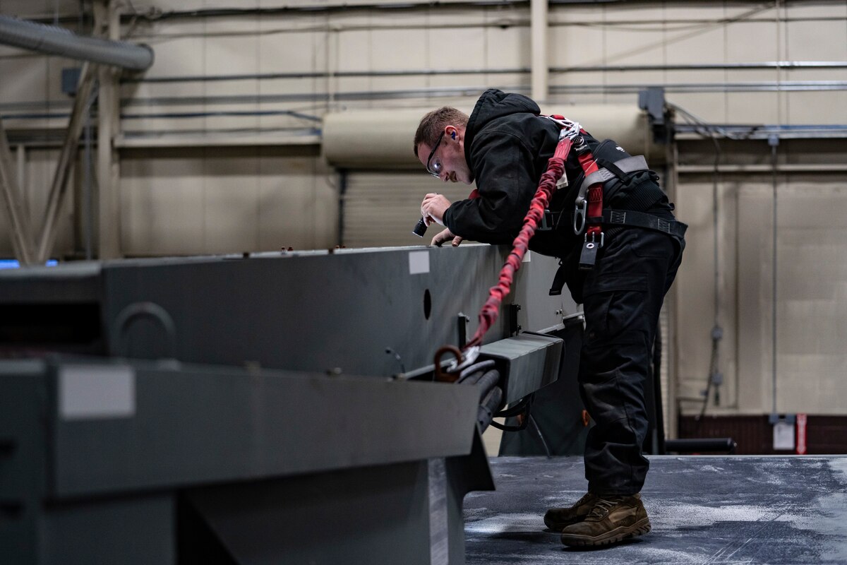 673 LRS/LGRV keeps vehicles running > Joint Base Elmendorf-Richardson ...