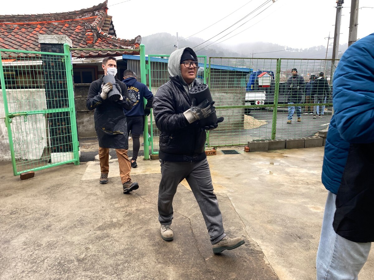 Kunsan cares for community, conducts coal operation > Kunsan Air Base ...
