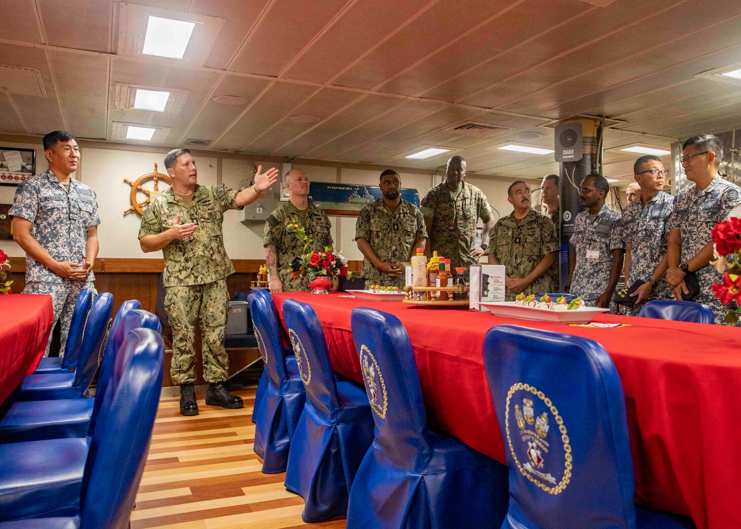 U.S., Singapore Senior Enlisted Leaders Tour USS Makin Island and RSS ...