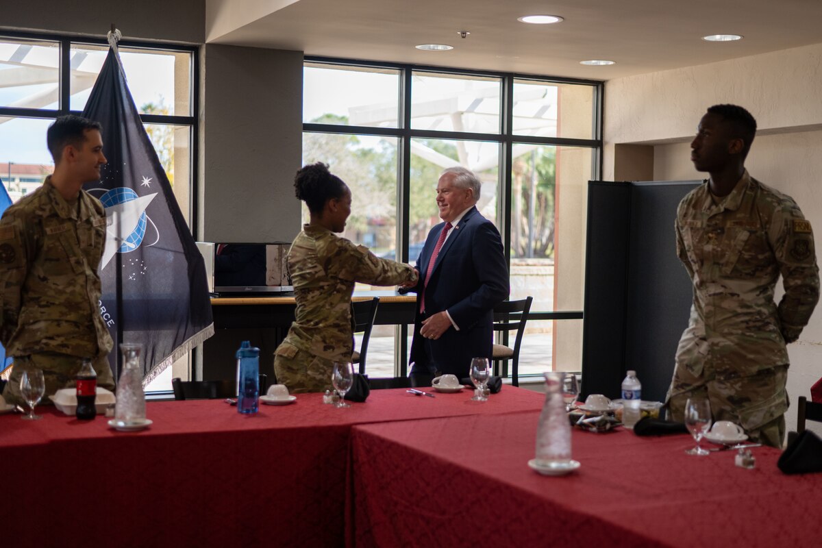 SECAF tours USCENTCOM, USSOCOM and the 6th ARW > 927th Air Refueling ...