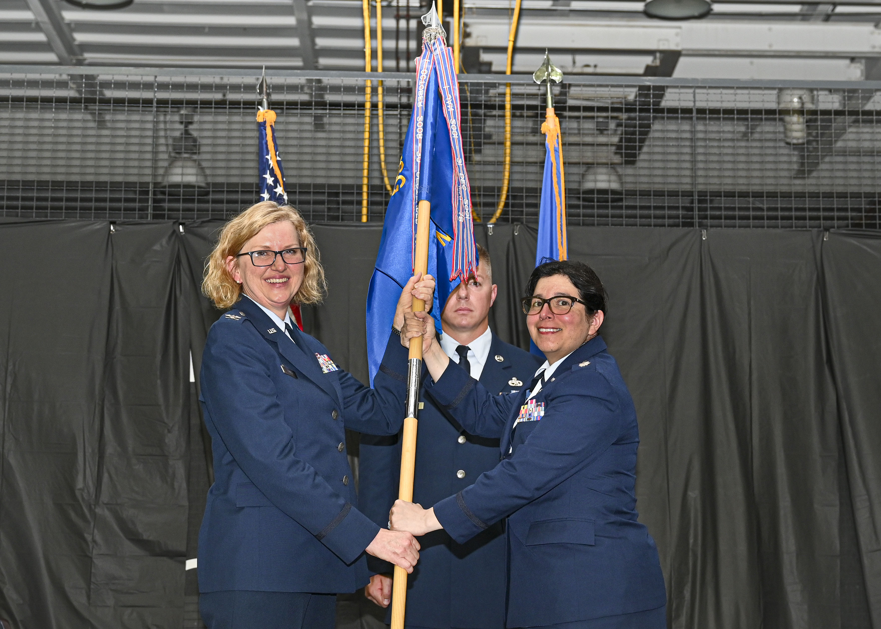 Wing welcomes two new commanders > 512th Airlift Wing > Article Display