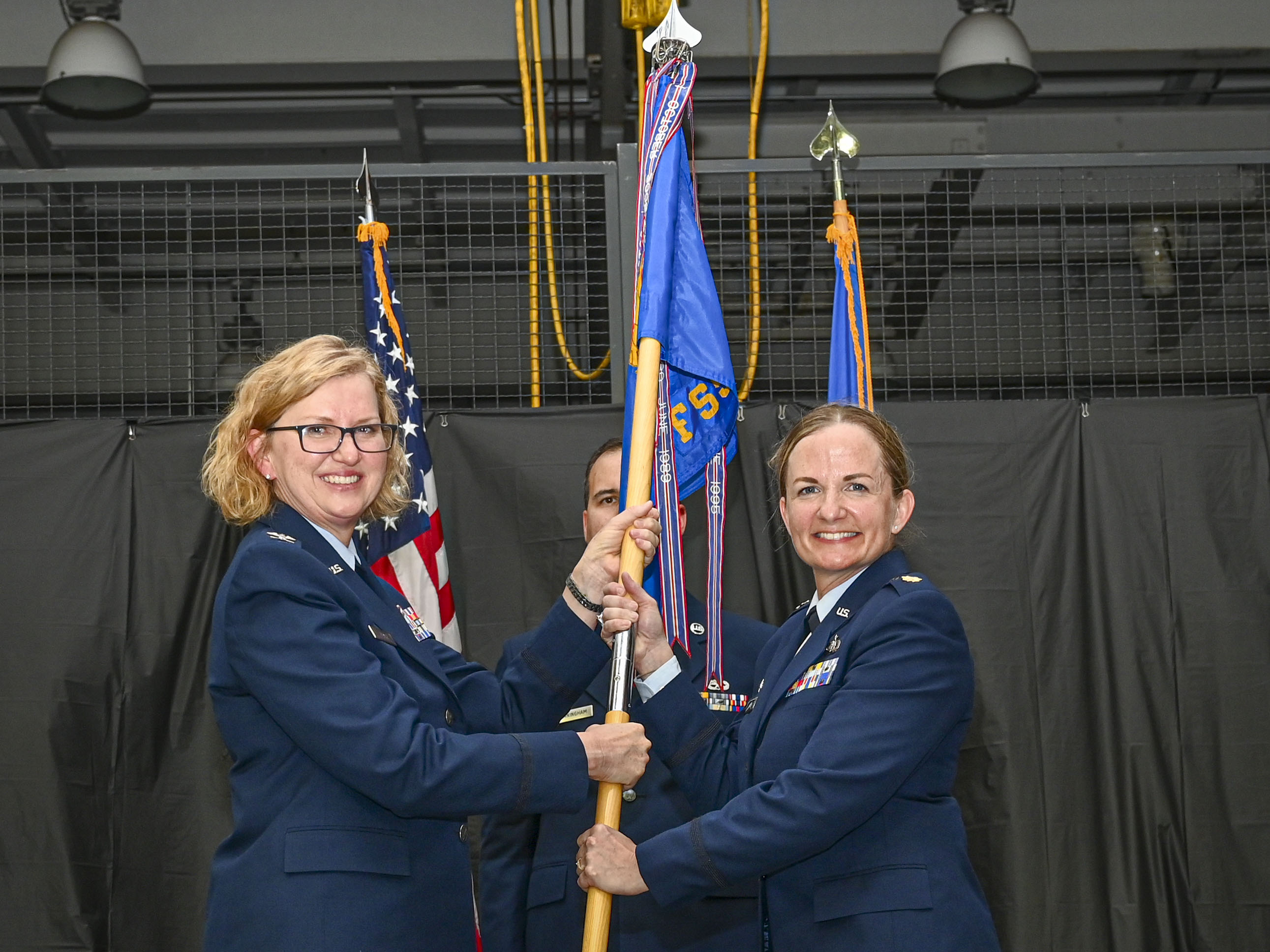 Wing welcomes two new commanders > 512th Airlift Wing > Article Display