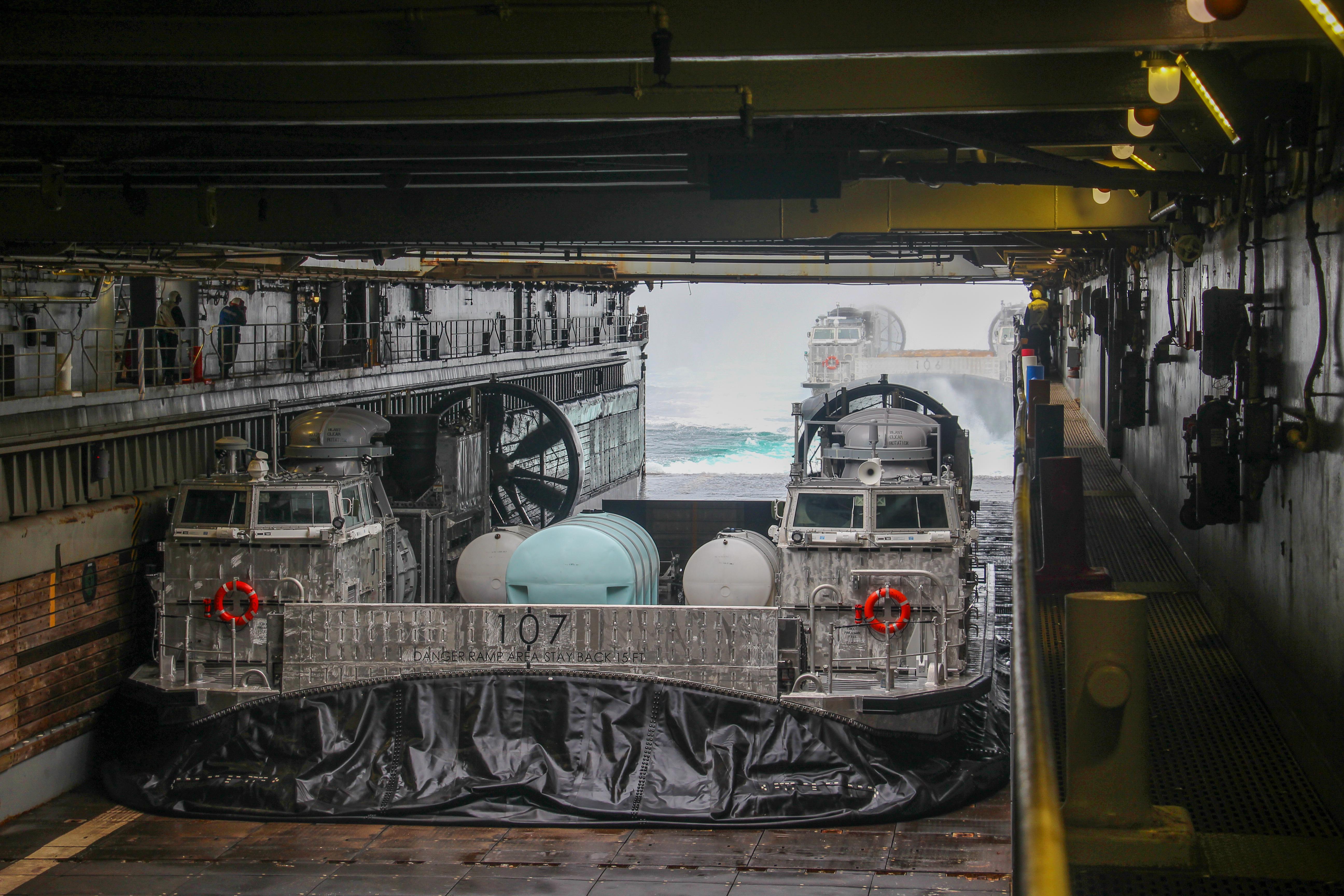 LCACs 105-107 Receive Lift of Opportunity Aboard USS Gunston Hall > Naval Sea Systems Command ...