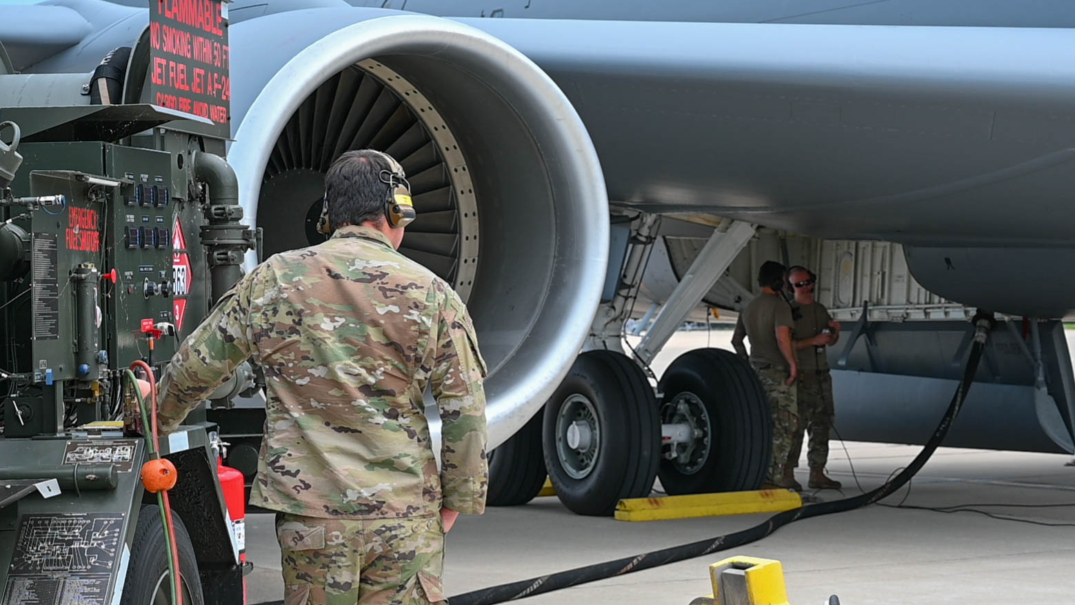 Hot refueling on the fly > Grissom Air Reserve Base > Article Display