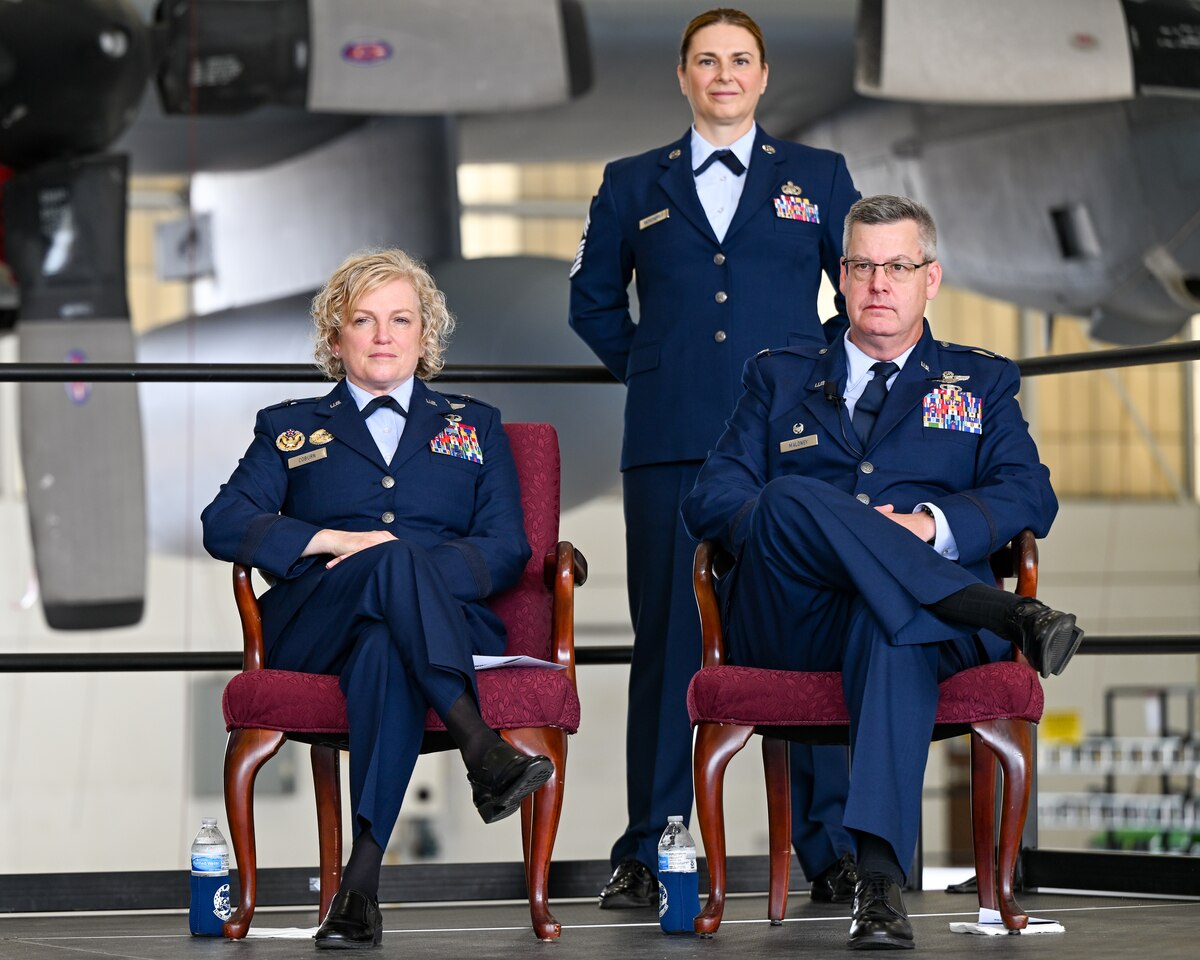 New commander sees hard work, bright future in store for 910th > Air ...