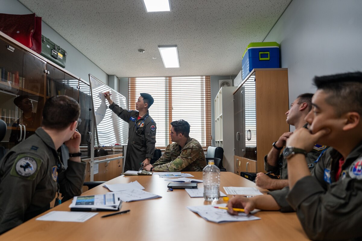 Wolf Pack trains on ground, in the sky with ROKAF fighter squadron ...