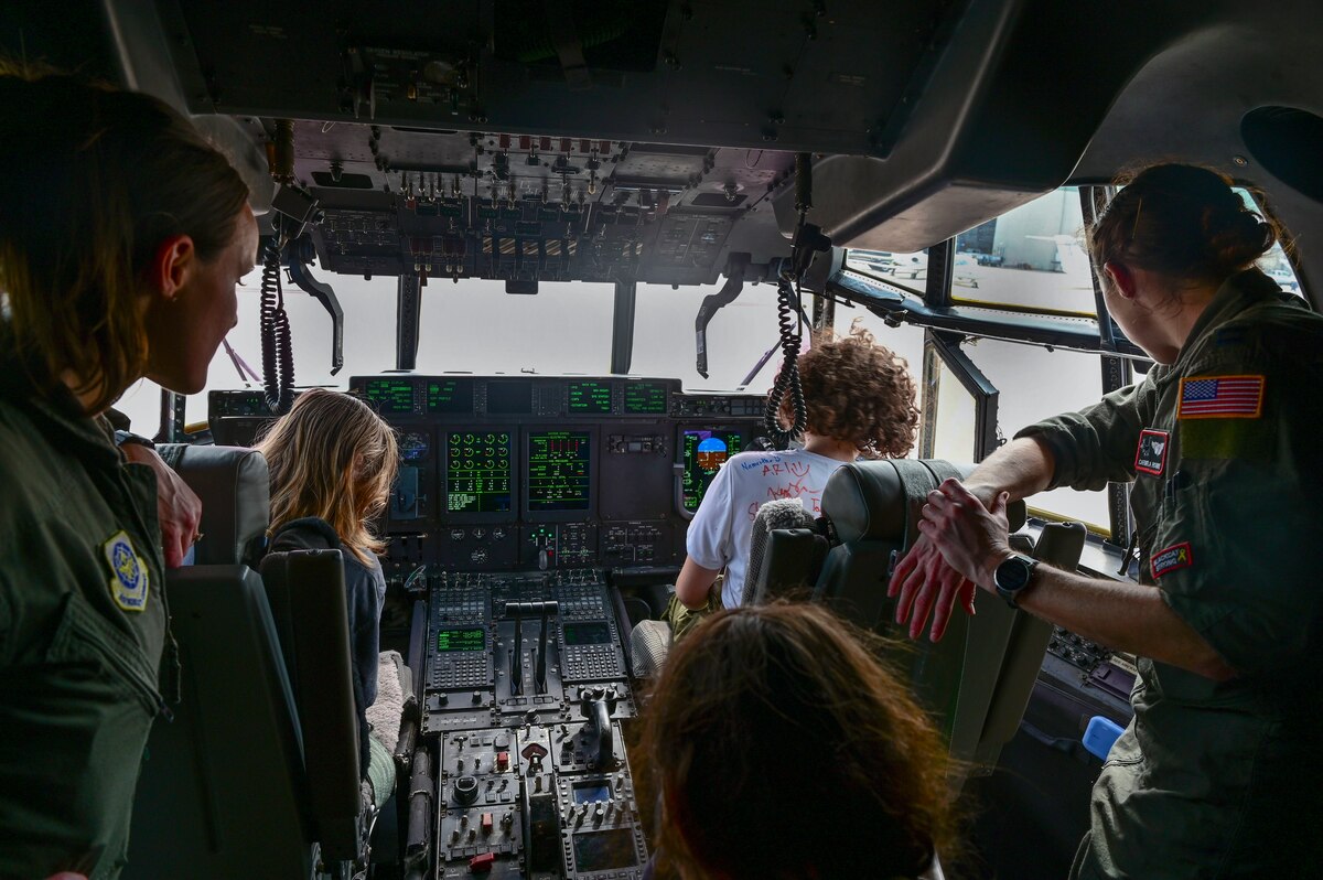 All-female aircrew, TLR Airmen participate in Smithsonian’s "S.H.E. Can ...