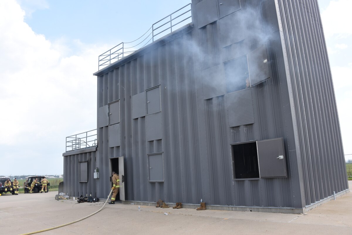 Iowa ANG fire fighters hone fire and rescue skills > 185th Air ...