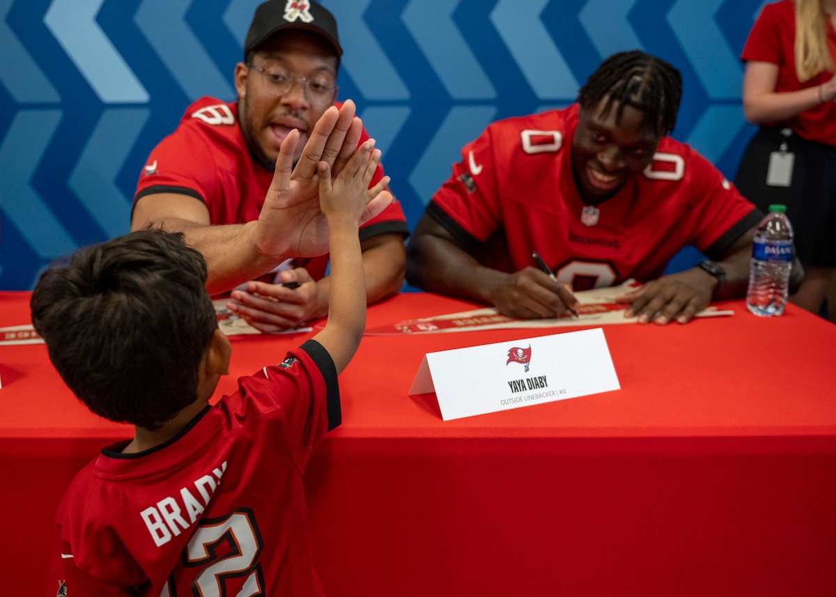 Buccaneers meet Champa Bay’s Airmen > MacDill Air Force Base > News