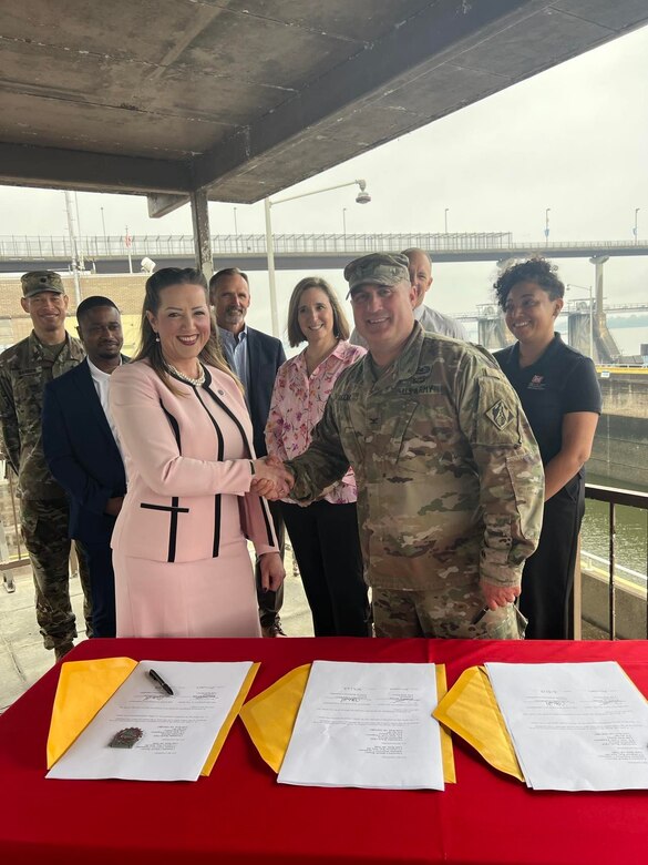 USACE signs agreement with Arkansas Waterways Commission to update tow ...