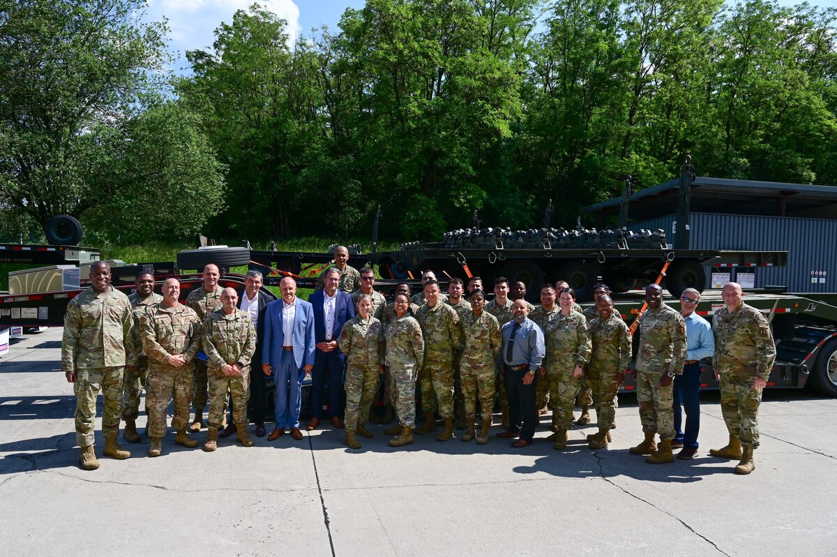 Lt. Gen. Hawkins tours the 86th MMS war reserve materiels > Ramstein ...