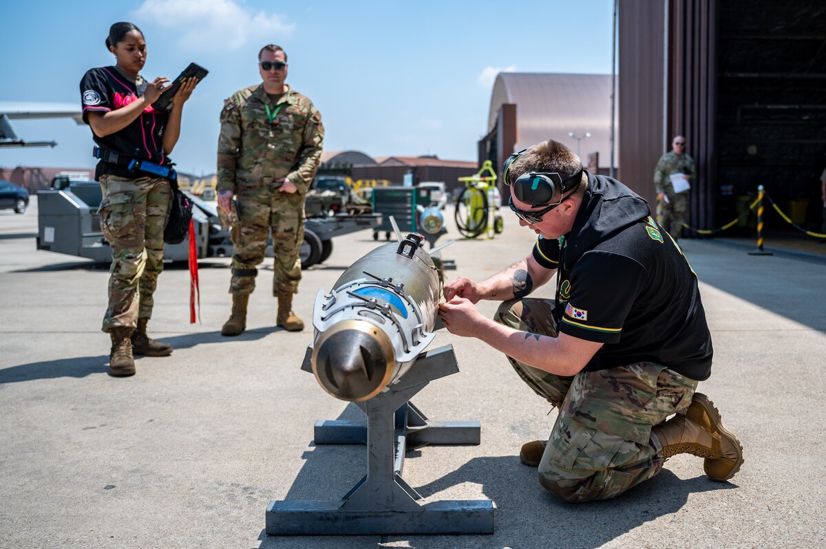 Osan load crew competition with 25th vs. 36th FGS > Osan Air Base ...