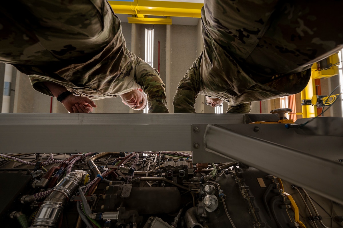 The first strike; F-35A Lightning II training engine arrives to Tyndall ...