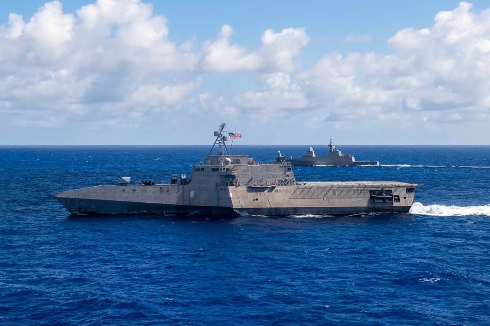 USS MANCHESTER (LCS 14) TRANSITS WESTERN PACIFIC OCEAN DURING EXERCISE ... USS MANCHESTER (LCS 14) TRANSITS WESTERN PACIFIC OCEAN DURING EXERCISE ...