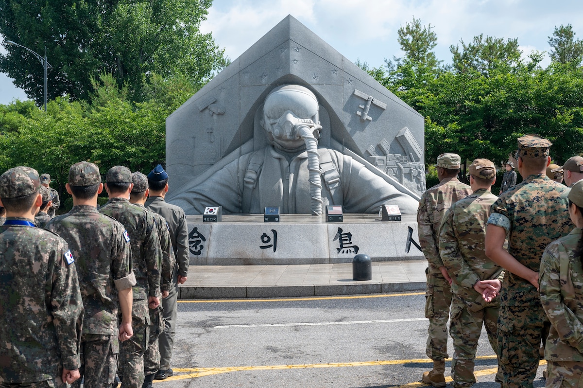 ROK, U.S. Troops Preserve Memorials > Osan Air Base > Article Display