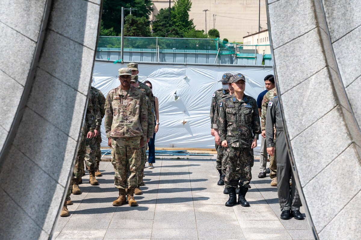 ROK, U.S. Troops Preserve Memorials > Osan Air Base > Article Display