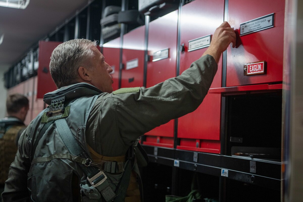 18th Wing commander marks his departure with a final flight > Kadena ...