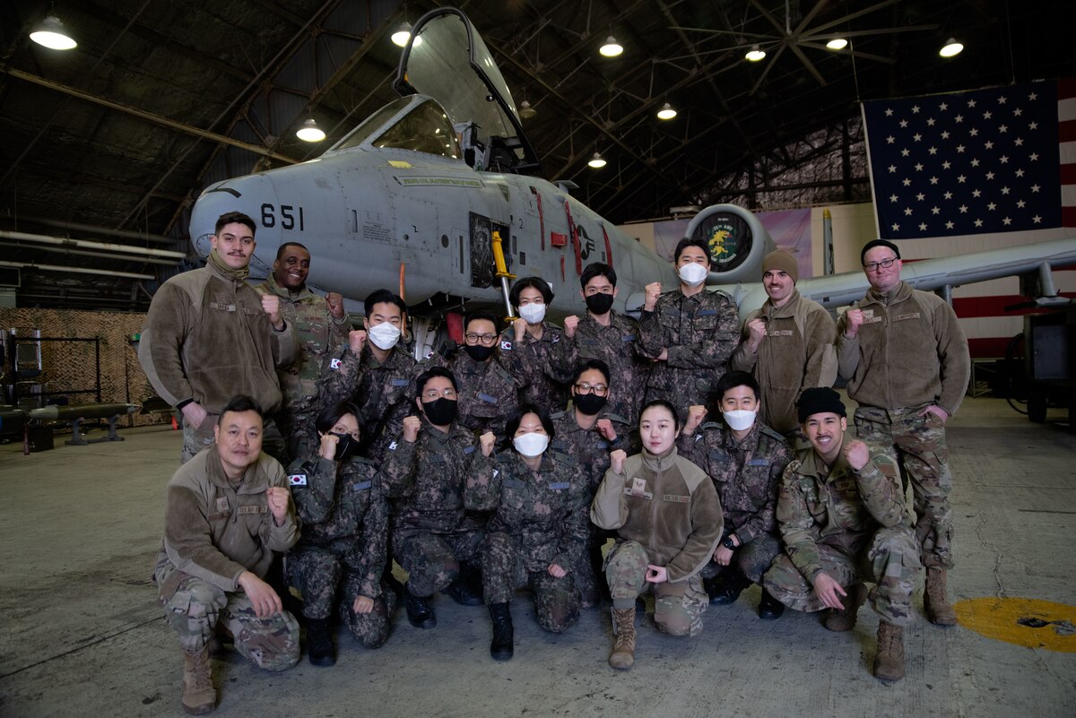 ROKAF Interpretation Officers in Training Tour Osan > Osan Air Base ...