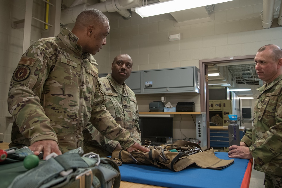 Air Force Reserve Command civic leaders visit 302 AW > 302nd Airlift ...