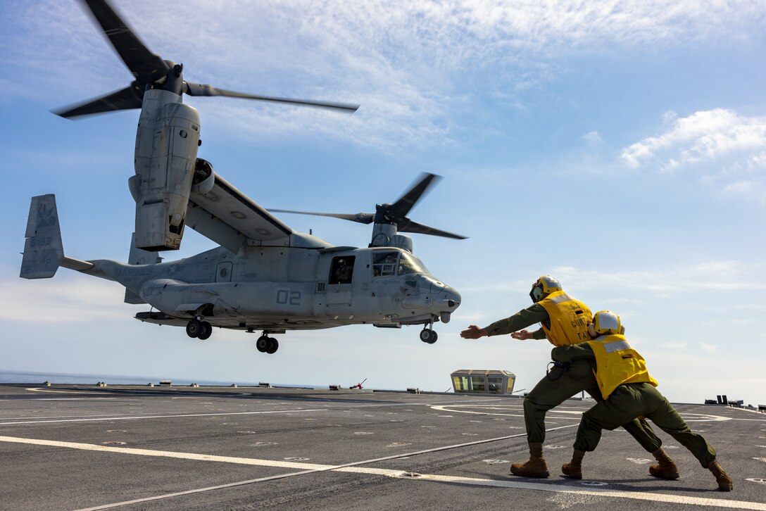 U.S. Marines guide an MV-22B Osprey with Marine Medium Tiltrotor ...