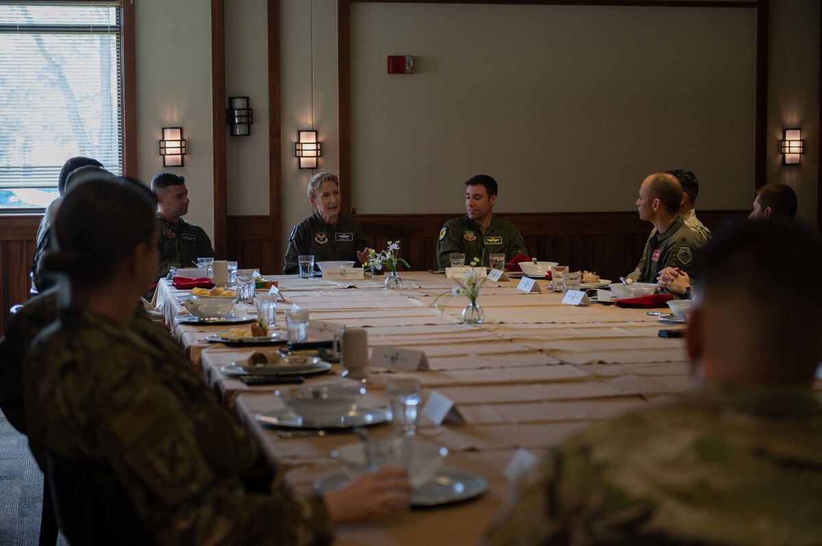 Maj. Gen. Leavitt visits SJAFB > Seymour Johnson Air Force Base ...
