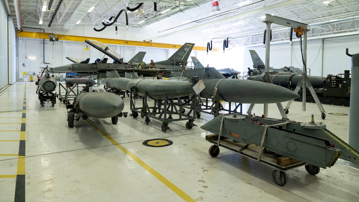 49th CMS Airmen fuel Holloman > Holloman Air Force Base > Display