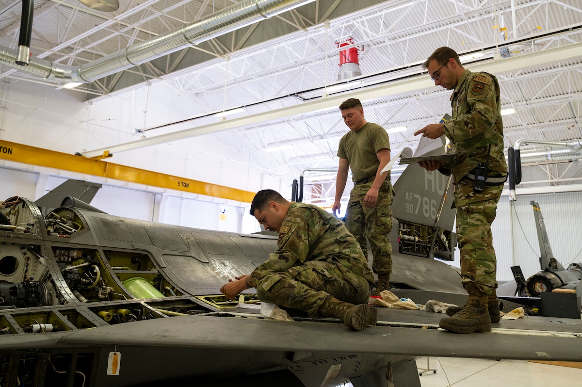 49th CMS Airmen fuel Holloman > Holloman Air Force Base > Display