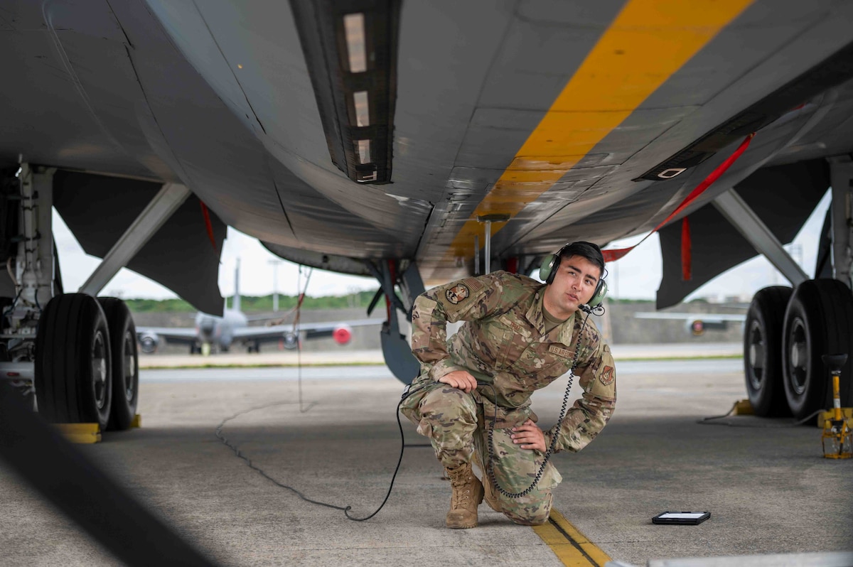 909th AMU crew chiefs keep Stratotankers in business > Kadena Air Base ...