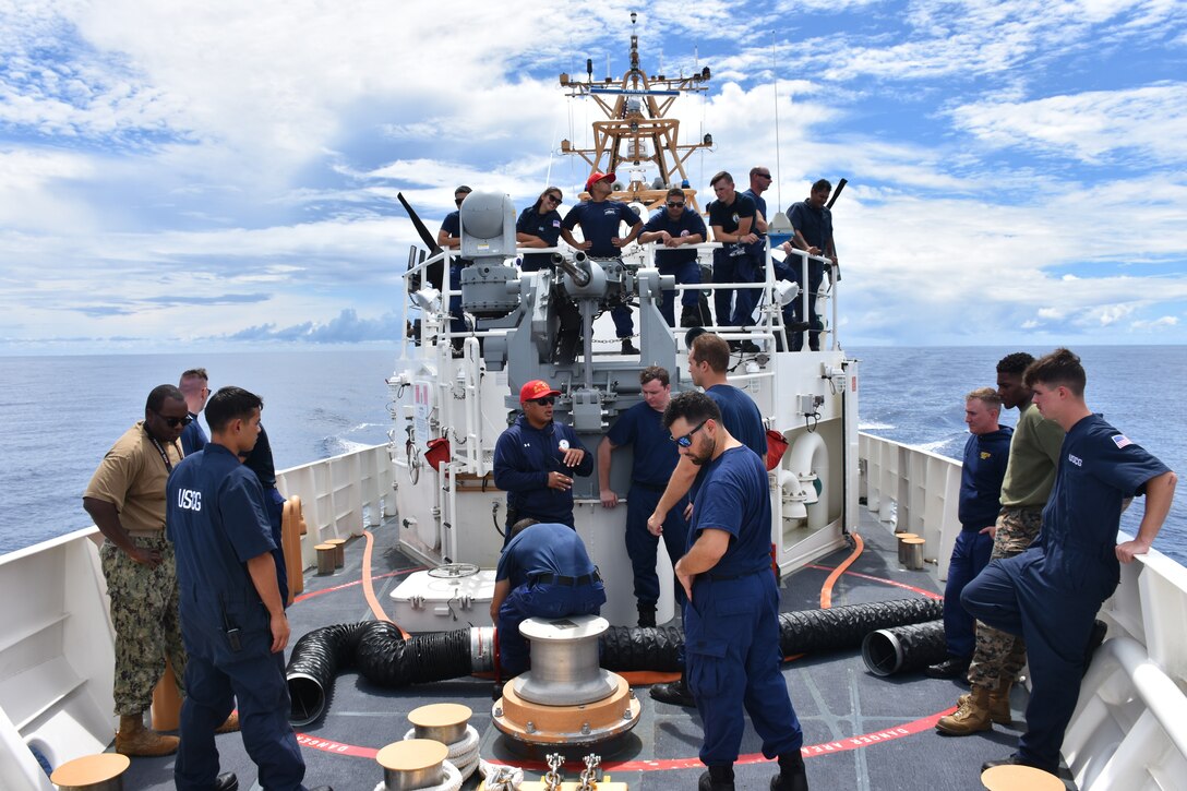HM2 Christoper Hardnett participates in damage control training on ...
