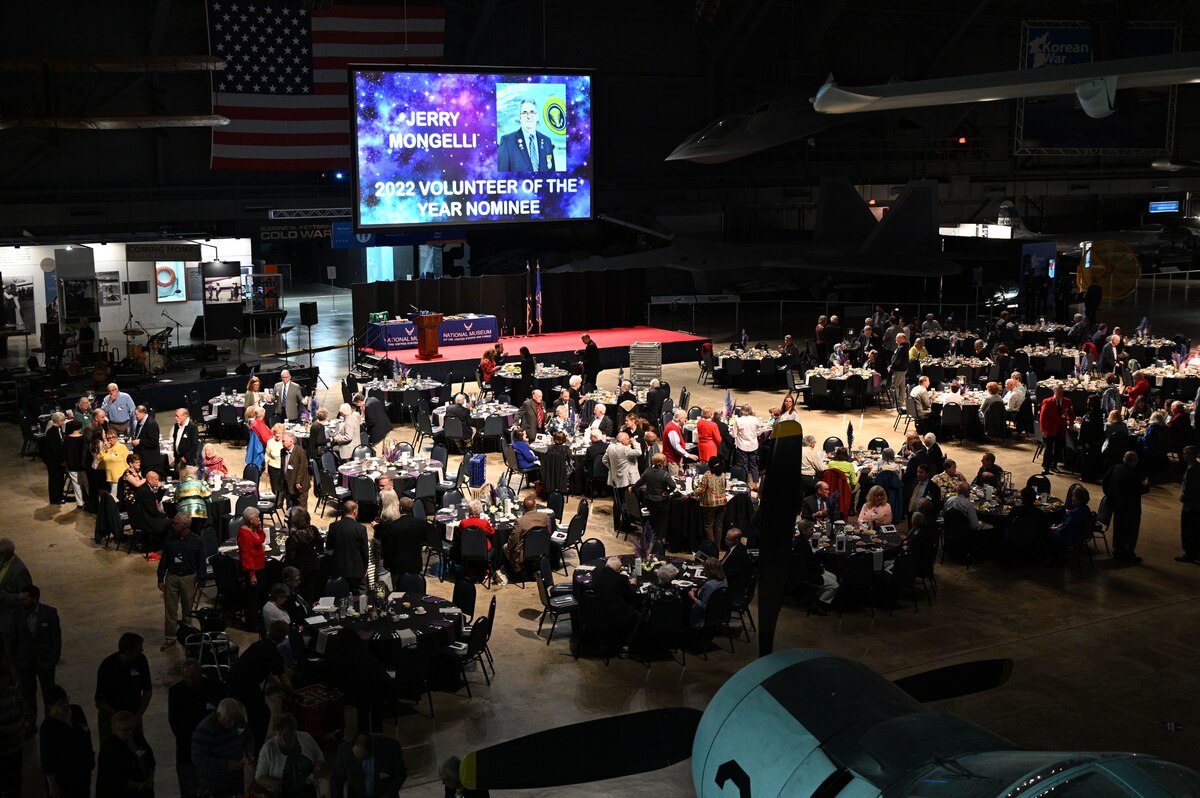 NATIONAL MUSEUM OF THE USAF HONORS VOLUNTEERS AT ANNUAL BANQUET ...