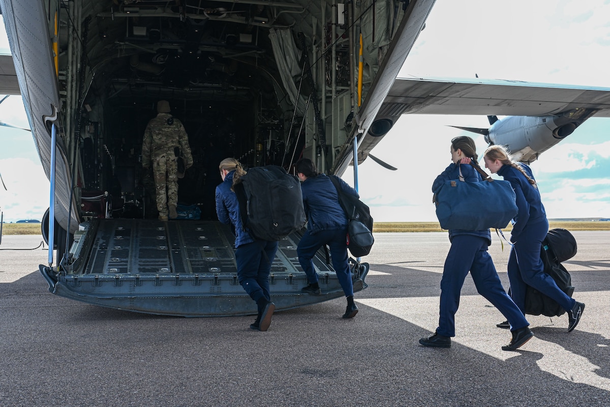 19th AW all-female aircrew inspires future female leaders > Little Rock ...