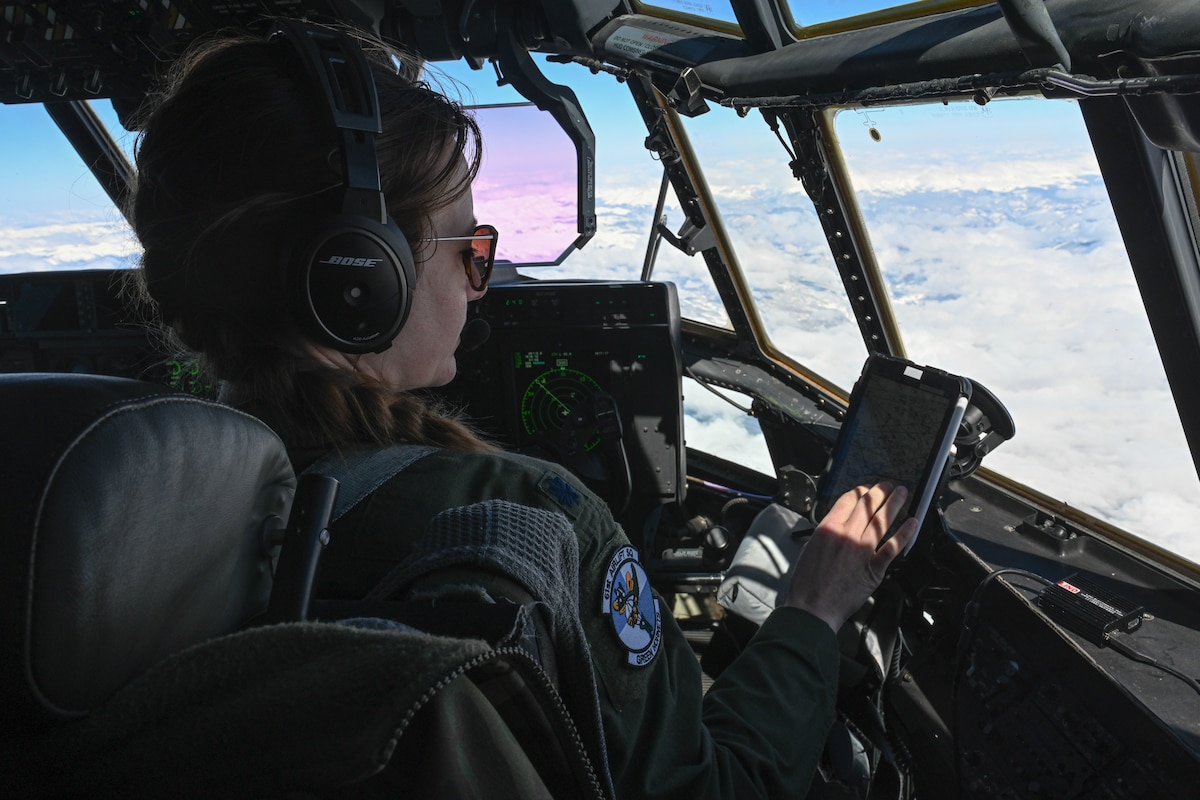 19th AW all-female aircrew inspires future female leaders > Little Rock ...