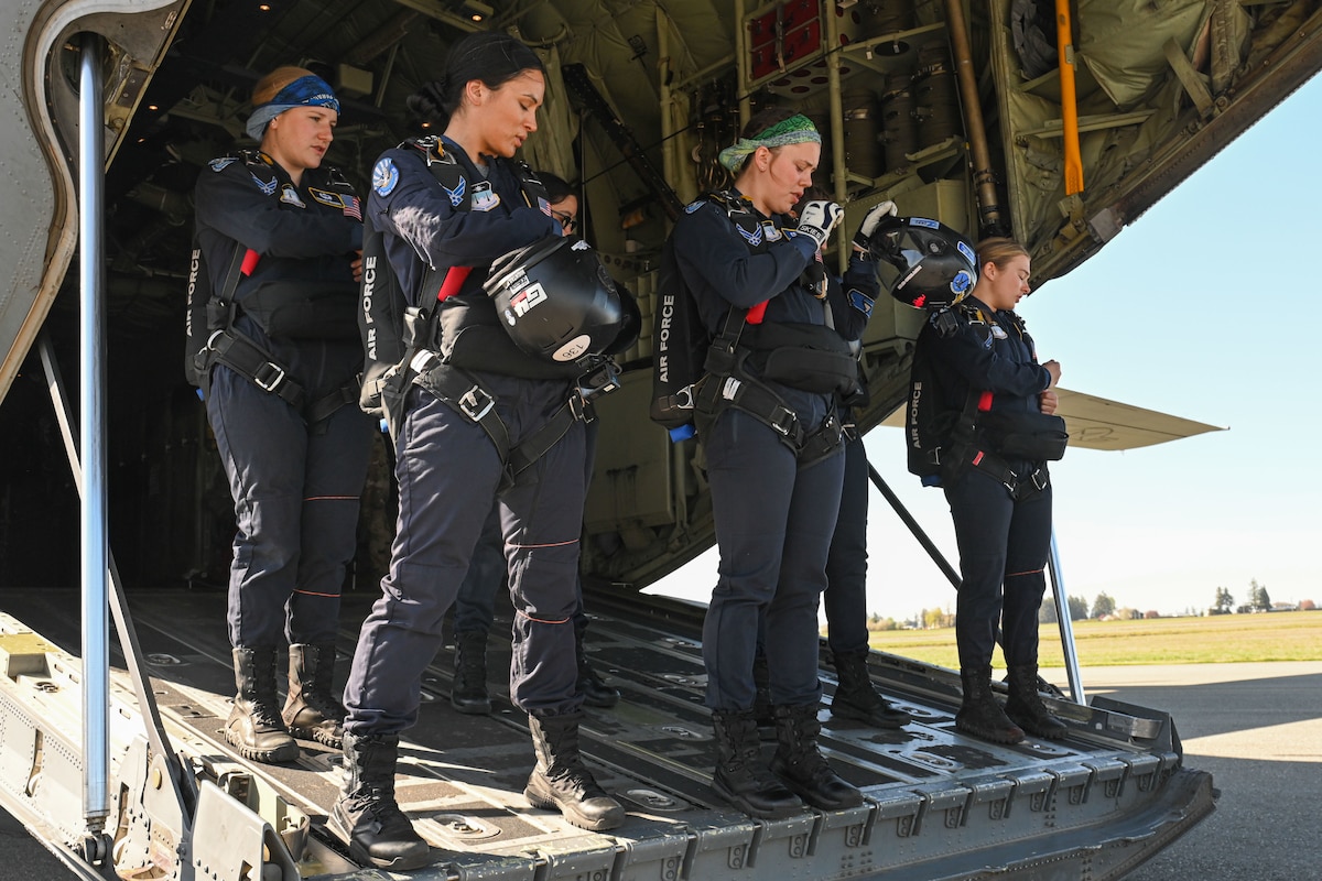 19th AW all-female aircrew inspires future female leaders > Little Rock ...