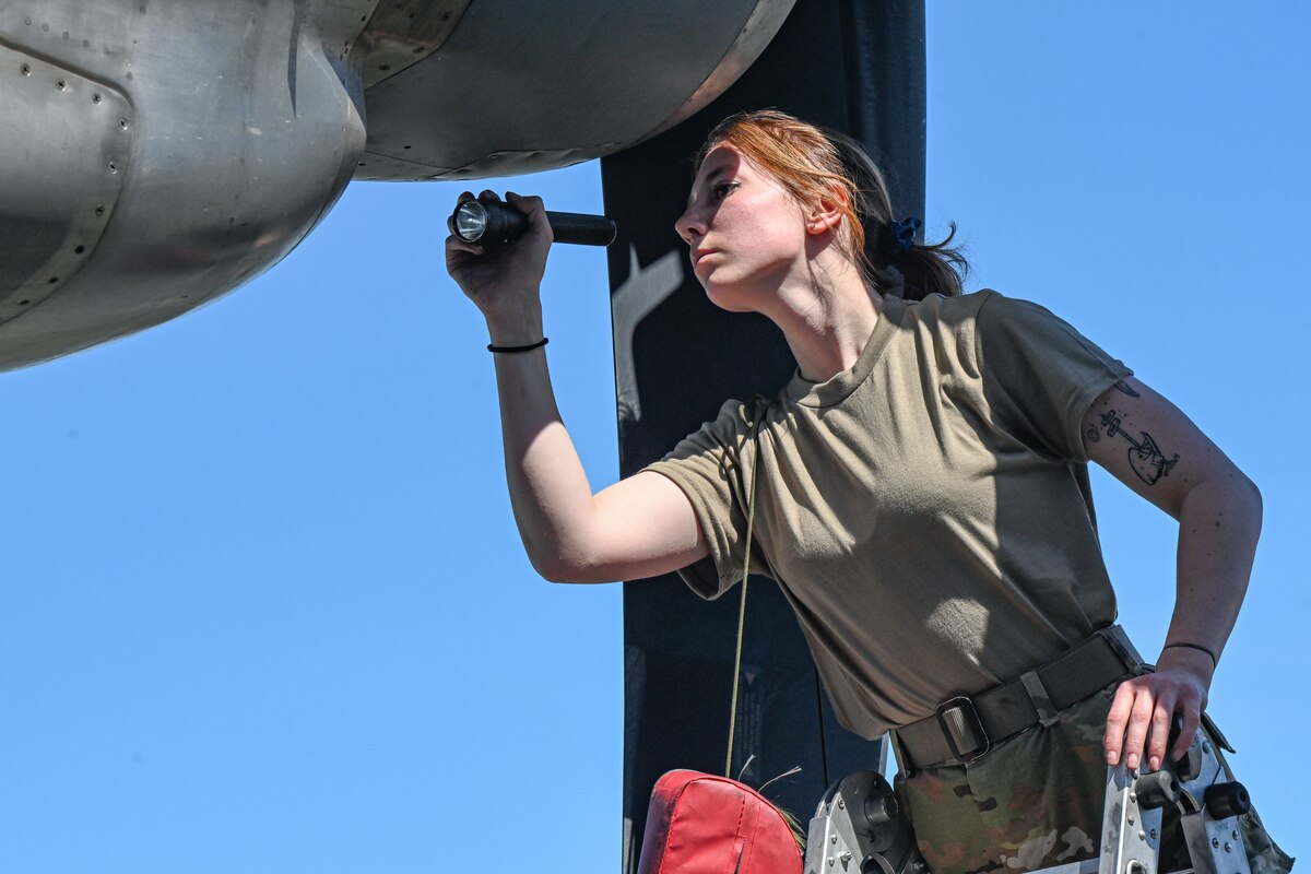 19th AW all-female aircrew inspires future female leaders > Little Rock ...
