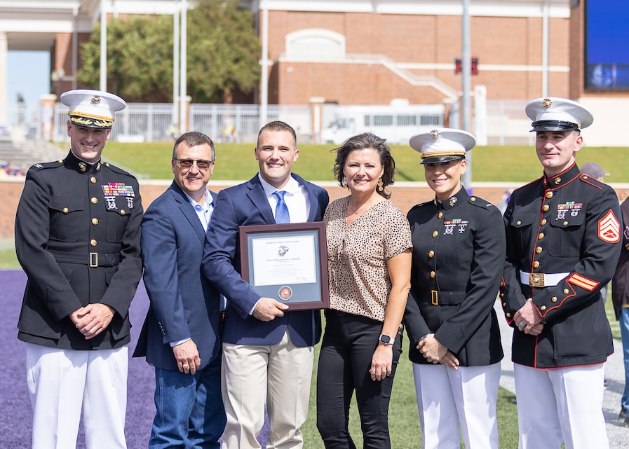 Candidate Henderson receives the Commandants Trophy > 8th Marine Corps ...