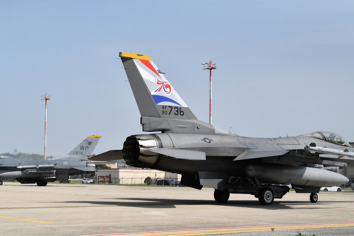 USAF, ROKAF sync with 70th Anniversary tail art > Osan Air Base ...