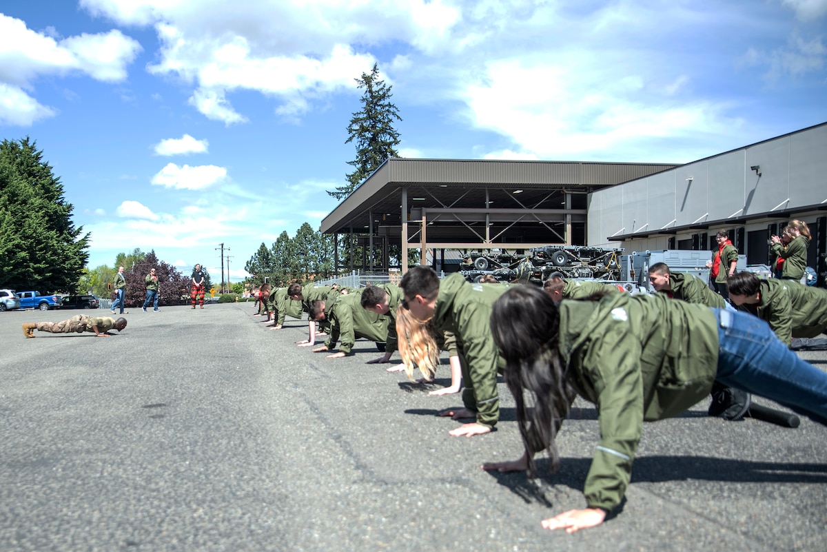 62d AW hosts Snohomish High School Marine Corps JROTC > Team McChord ...