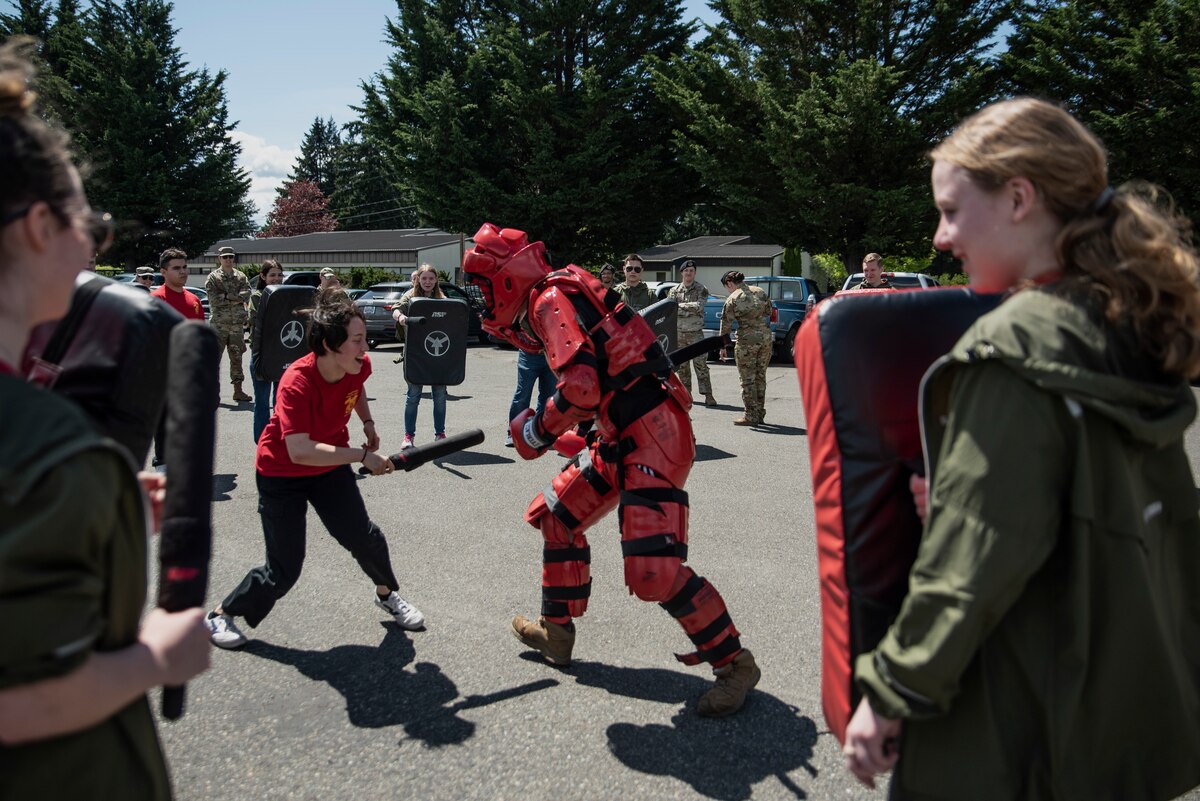 62d AW hosts Snohomish High School Marine Corps JROTC > Team McChord ...