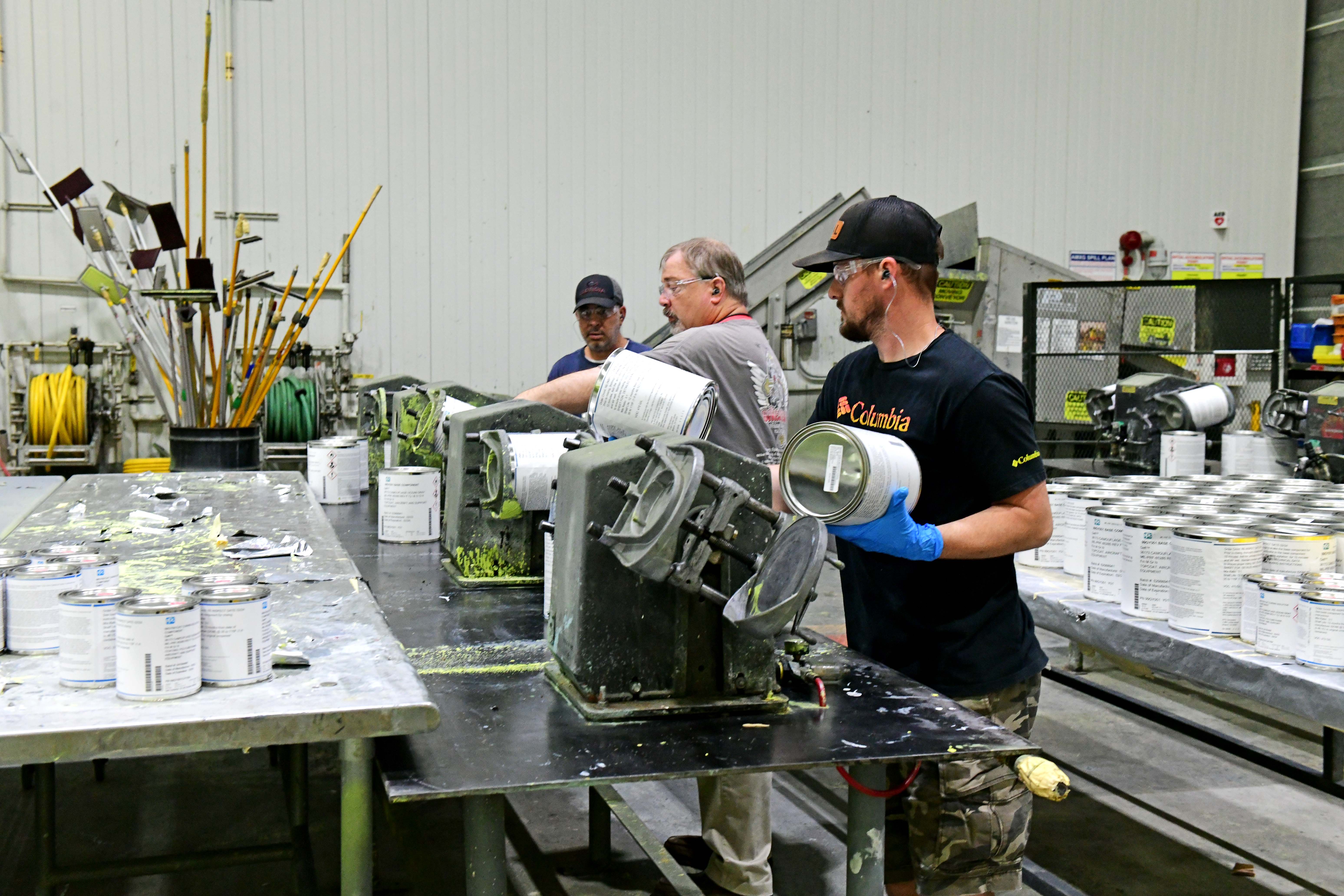 558th AMXSS gives aircraft showroom paint finish > Robins Air Force ...