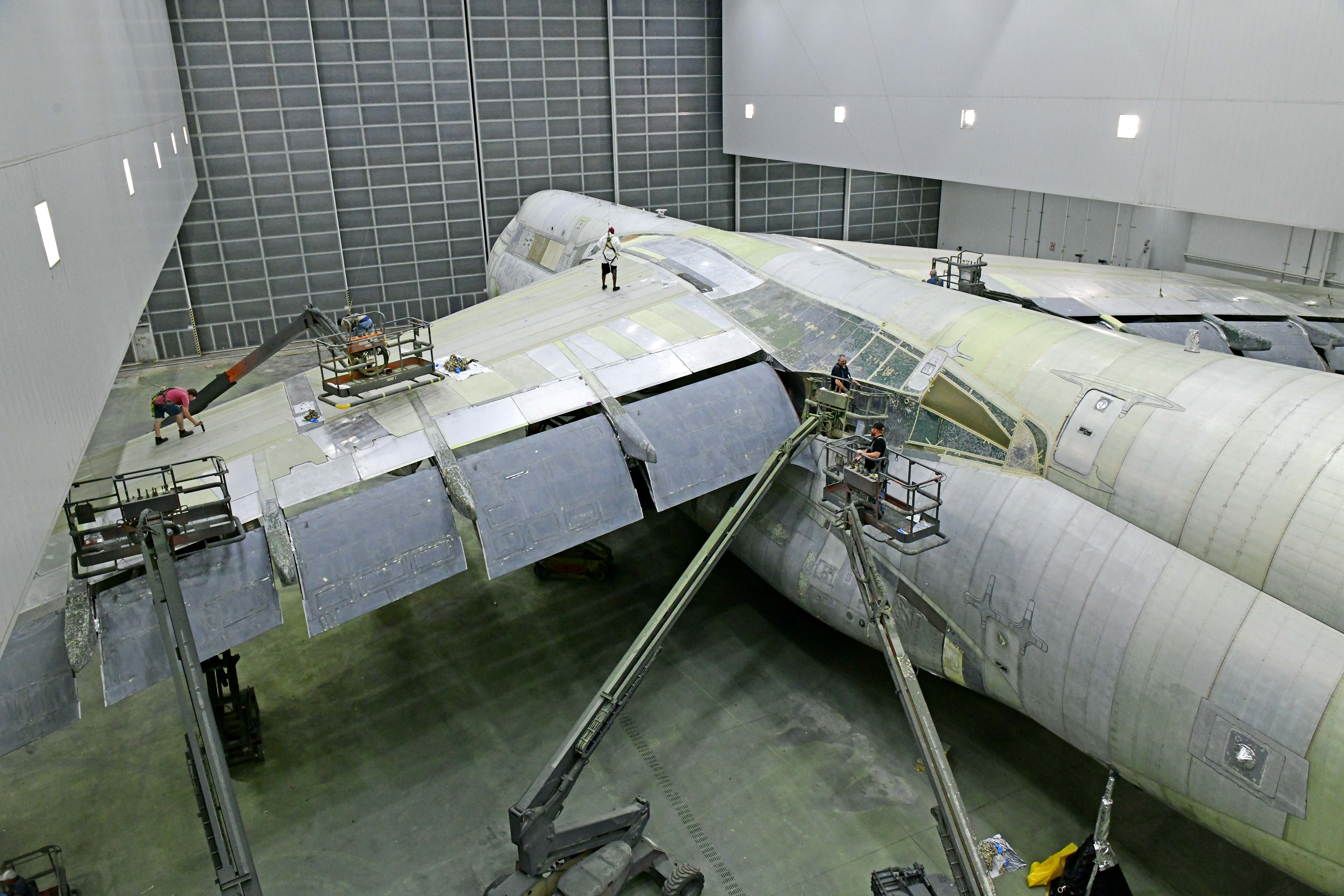 558th AMXSS gives aircraft showroom paint finish > Edwards Air Force ...