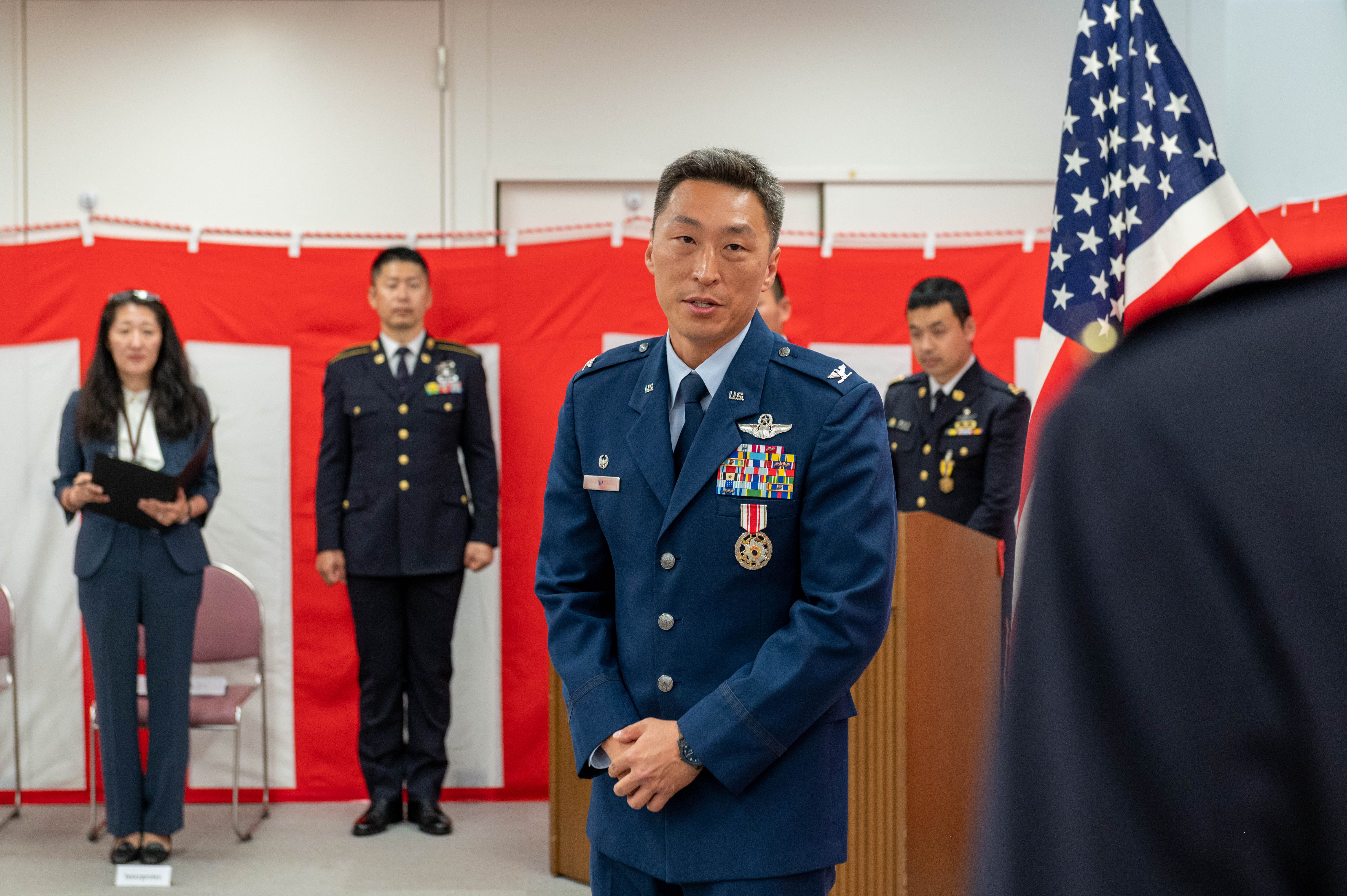 Yokota, JGSDF leaders exchange Co-Op awards