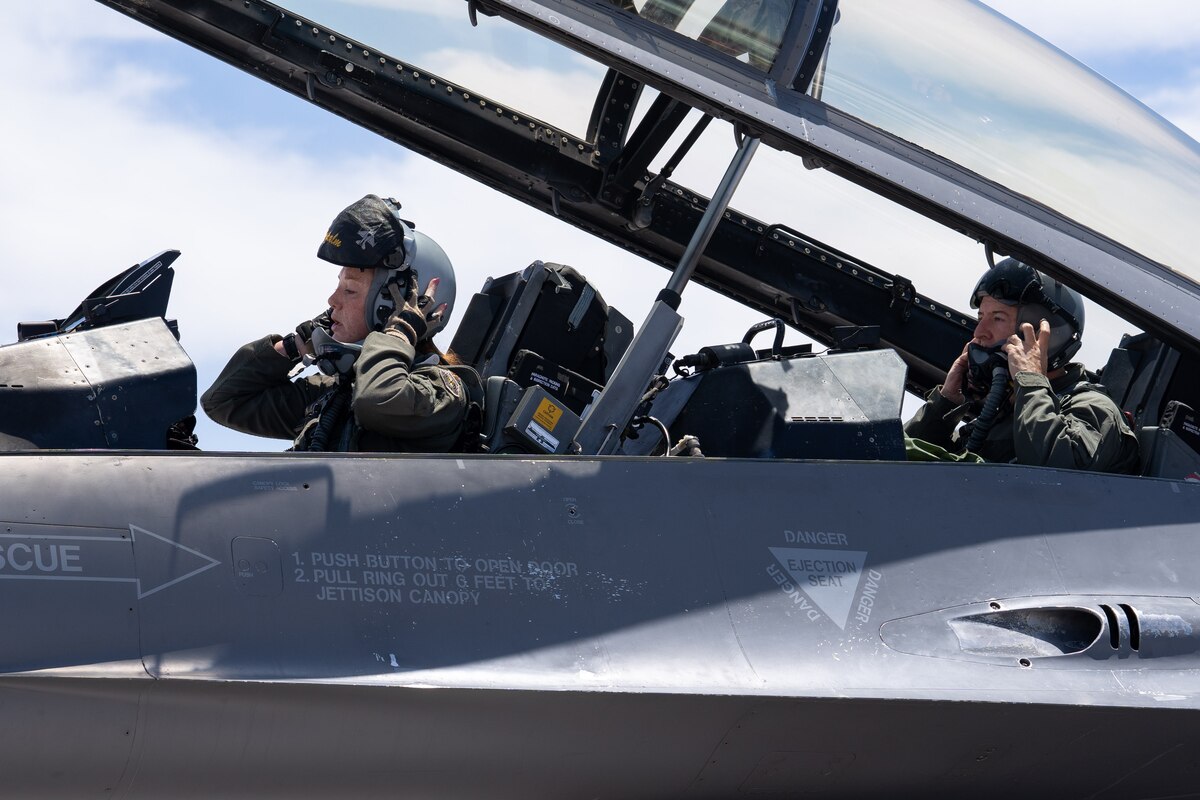 Deputy Director of DARPA takes familiarization flight > Nellis Air ...