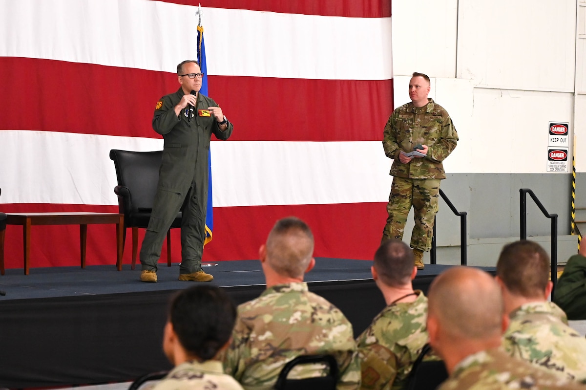 Reserve commander hosts first commander's call > 507th Air Refueling Wing > Article Display