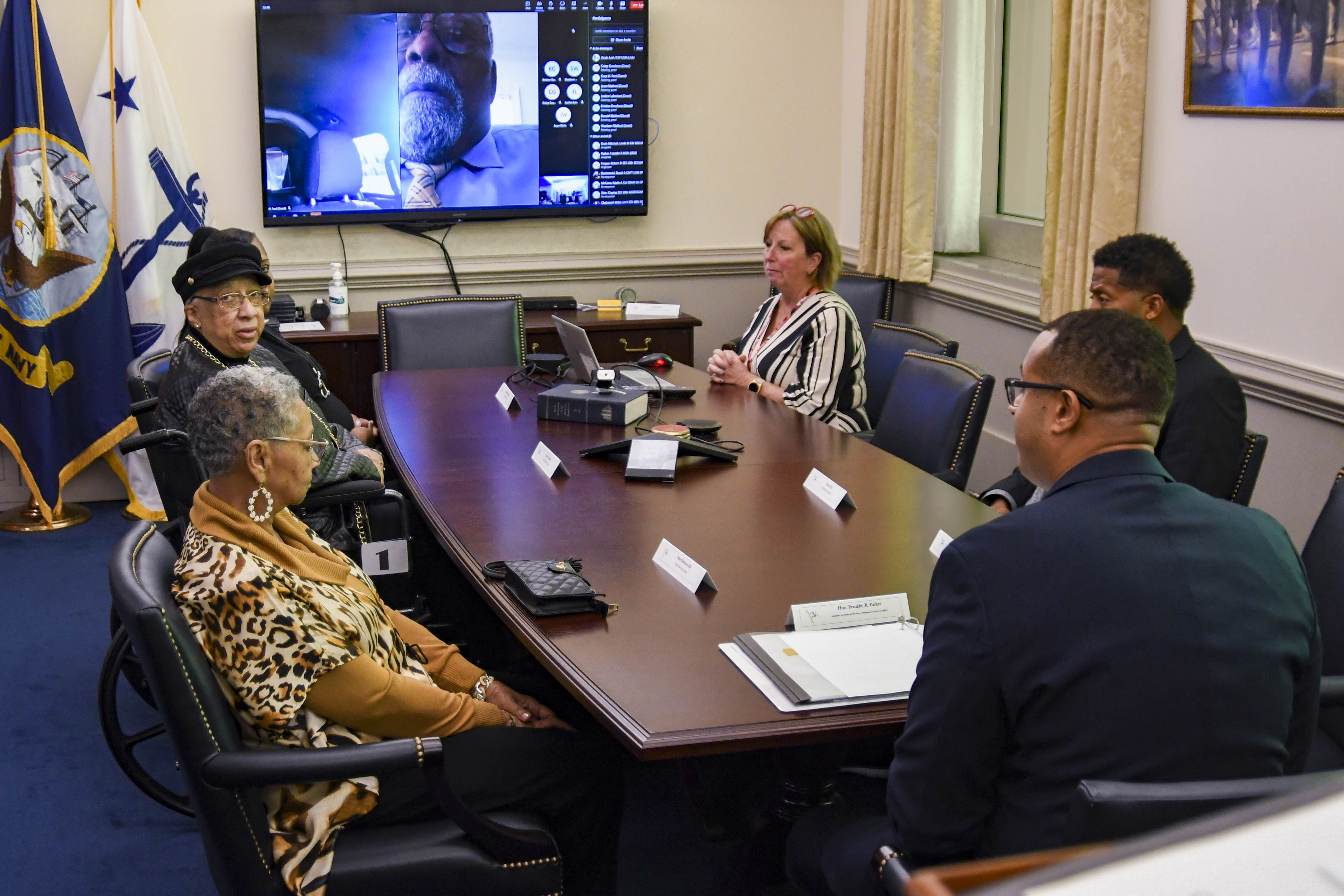 Assistant Secretary of the Navy for Manpower and Reserve Affairs Meets ...