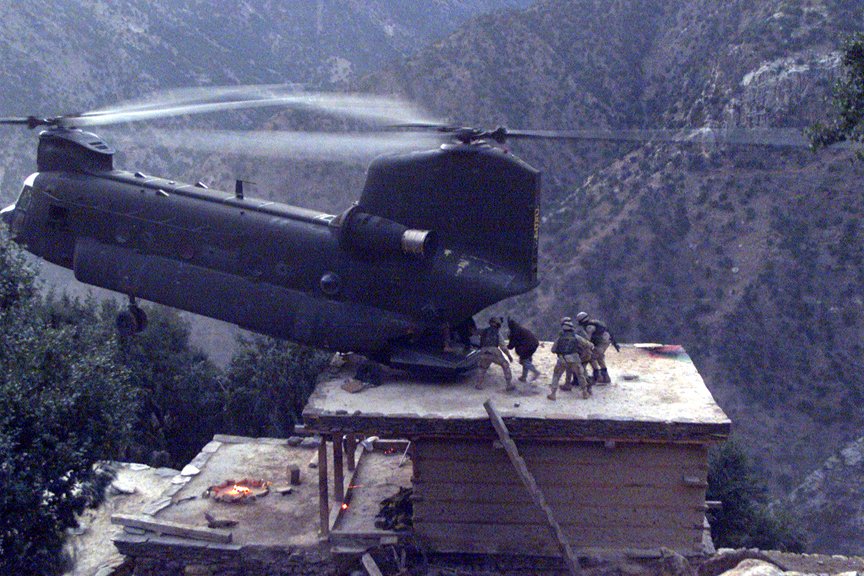 Retired Chinook pilots recall iconic photo 20 years later ...
